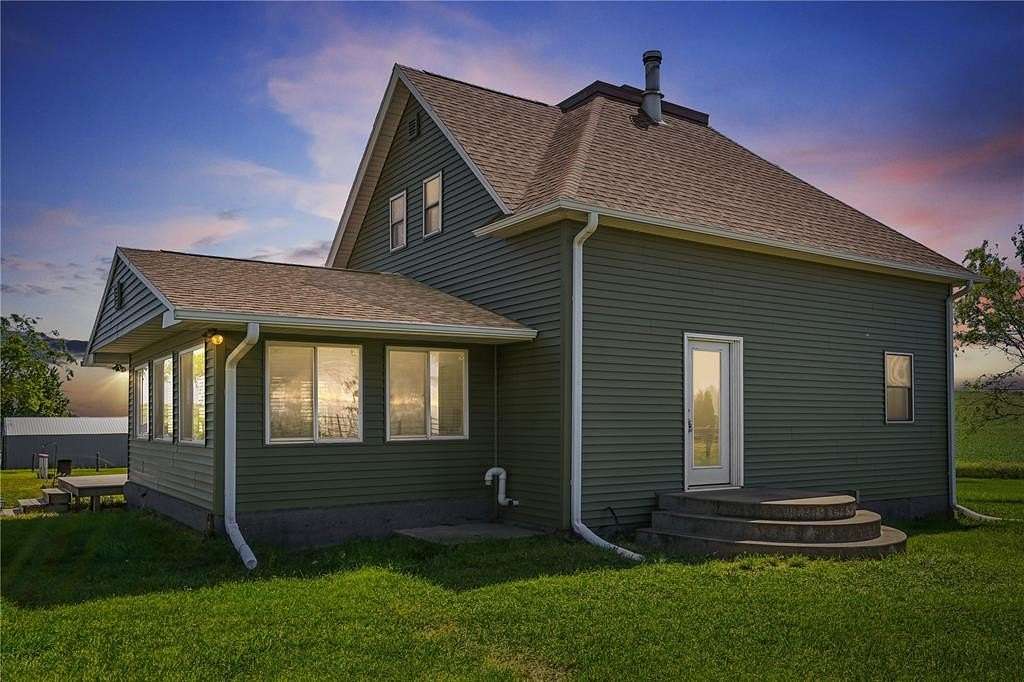 Newhall, IA Homesteads for Sale - LandSearch